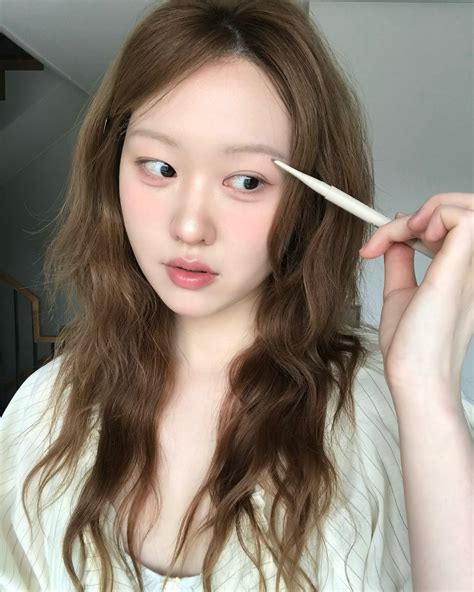 김단 광고 Heartpercent 메이크업의 분위기를 완성하는 건 바로 눈썹 저는 밝은 머리색을 유지하면서 눈썹도 꾸준히 밝게 관리하는데요 묘하게 얼굴이 답답해