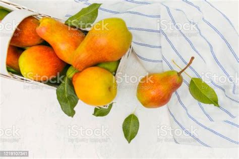 흰색 나무 배경에 배입니다 맨 위 보기 공간을 복사합니다 0명에 대한 스톡 사진 및 기타 이미지 0명 가을 개념 Istock