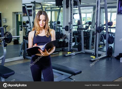피트 니스 운동 헬스 클럽 기술 및 라이프 스타일 개념 젊은 여 자가 체육관에서 계획 클립보드를 들고 — 스톡 사진 © Ozero1504 165324216