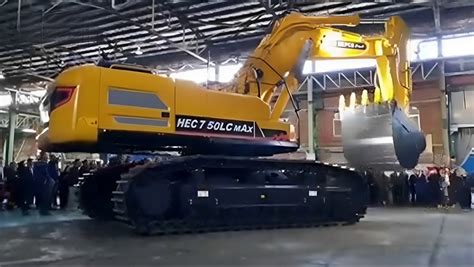 تصاویری از لحظه رونمایی بیل زنجیری هیدرولیکی ۷۵ تنی کشور فیلم