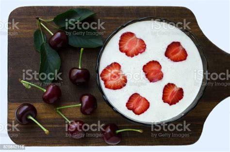 규정식 및 건강 한 아침귀리 플레이크와 채찍 질 요구르트 딸기와 체리 나무 보드에 장식 되어 있습니다 소박한 스타일입니다 어두운 색조 0명에 대한 스톡 사진 및 기타 이미지