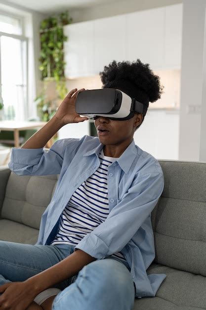 Une Femme Africaine Choquée Utilisant Un Casque De Réalité Virtuelle S