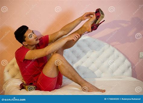 Ator De Carnaval Tentando Modelar Sapatos Femininos Com Salto Alto Foto De Stock Imagem De