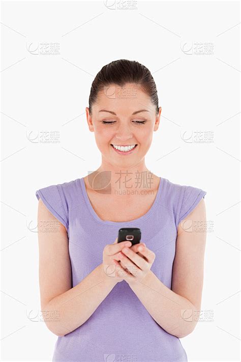 一个站着用手机发短信的美女 一个站着用手机发短信的美女