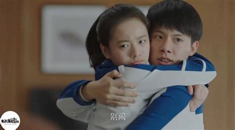 方一凡在电梯间抱着乔英子安慰她，正好被童文洁和宋倩撞见，得 乔英子 宋倩 童文洁 新浪新闻