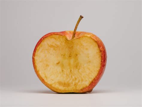 Malus Domestica 가벼운 감자칩 갓 자른 건강한 고립된 과일 과일을 자르다 과즙이 많은 깨끗한 날