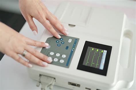 여성 심장 전문의 의사는 현대 클리닉에서 심전도를 사용하여 심전도 수술을합니다 건강 검진에 대한 스톡 사진 및 기타 이미지