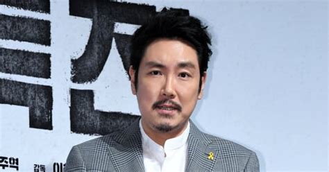 포토 조진웅 카리스마 눈빛에 공손한 두 손