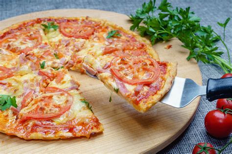 소시지 치즈 토마토 조각을 곁들인 피자를 반지로 자른다 밝은 나무 접시에 피자 45도 측면 도면 0명에 대한 스톡 사진 및 기타 이미지 Istock