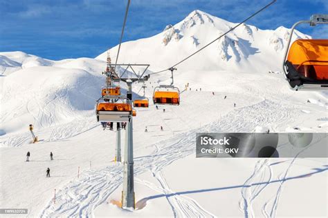 화창한 날에 힐랜드 알파인 산 겨울 리조트의 스키 리프트 로프 웨이 스키 체어 리프트 케이블 방식으로 스키와 스노우 보드를 즐길 수 있습니다 활강 슬로프의 배너 파노라마 뷰
