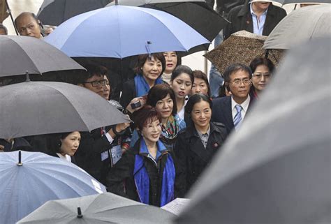 图集直击｜洪秀柱首次率团访问大陆，秋雨中拜谒中山陵快看澎湃新闻 The Paper