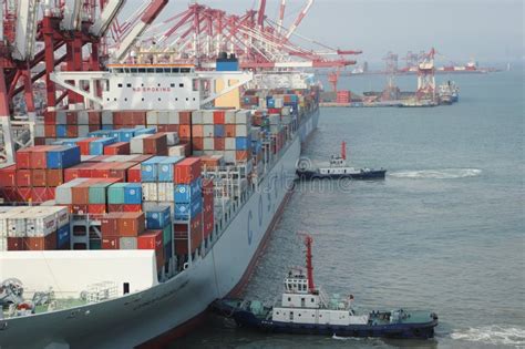 Контейнерный терминал порта Qingdao Редакционное Стоковое Изображение