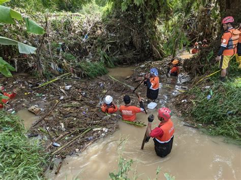 Banjir Di Boja Kendal Bapak Meninggal Anak Masih Dicari Tagar