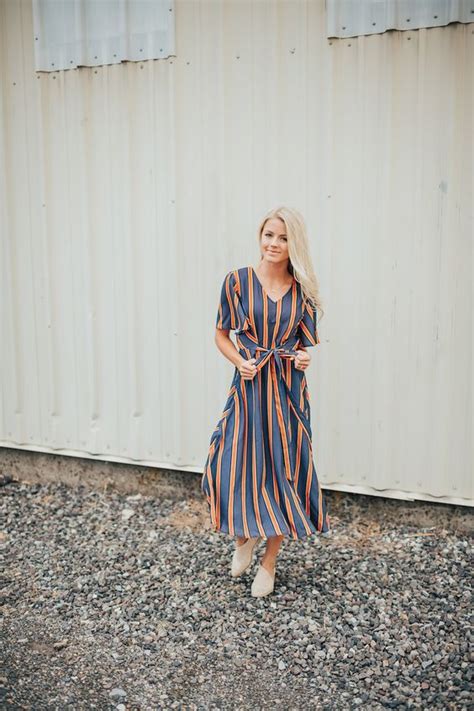 How To Wear Loose Fitting Dresses Without Drowning In Fabric Innermod