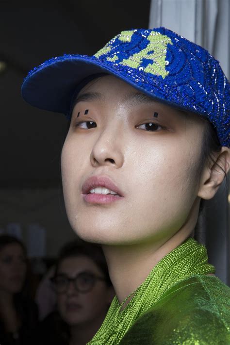 安普里奥·阿玛尼 Emporio Armani 2019春夏高级成衣发布秀后台妆容 Milan Spring 2019 天天时装 口袋
