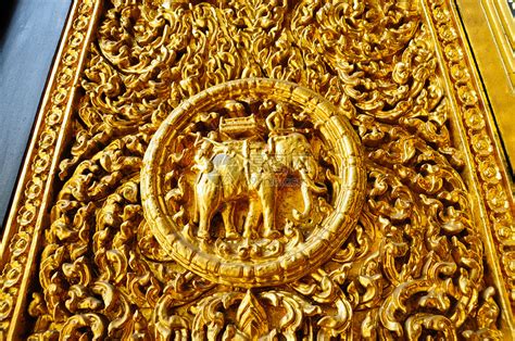以泰文风格刻画在寺庙 泰王国的雕刻形象雕塑艺术传奇建筑宗教金子传统佛教徒天空绘画高清图片下载 正版图片321003084 摄图网