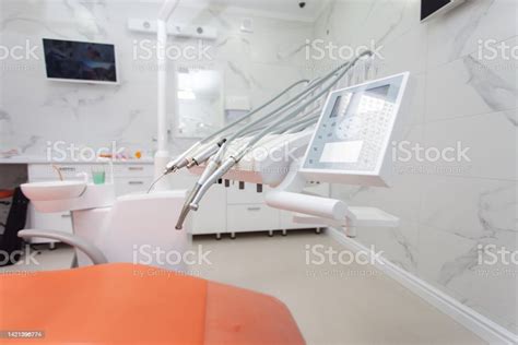 현대 치과 진료소에서 광각 전문 의료 치과 의사 장비 치과 훈련 0명에 대한 스톡 사진 및 기타 이미지 0명 건강관리와 의술 드릴 Istock