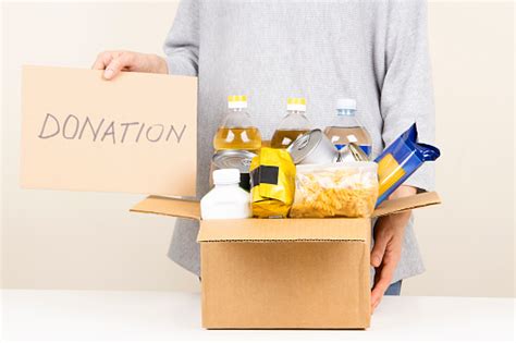 식료품 과 비문 기부와 카드 상자와 카드 상자를 들고 여자 손 우크라이나 에서 사람들을위한 음식 기부 푸드뱅크에 대한 스톡 사진 및 기타 이미지 Istock