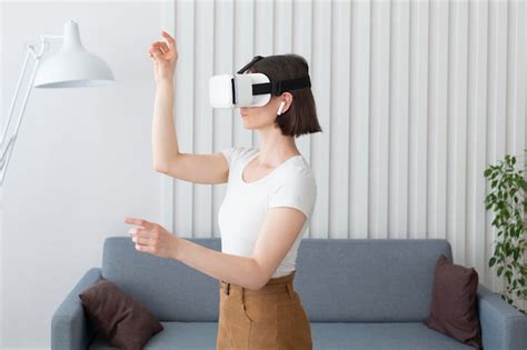 Vr 고글을 사용하는 동안 비디오 게임을하는 여자 무료 사진