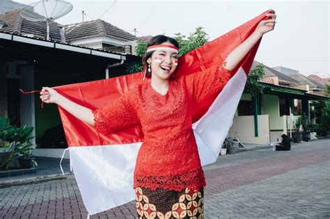 Premium Photo Happy Smiling Indonesian Woman Wearing Red Kebaya