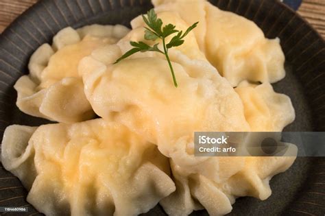 전통적인 동유럽 만두와 치즈를 식욕을 돋우는 제품입니다 0명에 대한 스톡 사진 및 기타 이미지 0명 끓는 물에 삶기 만두 Istock