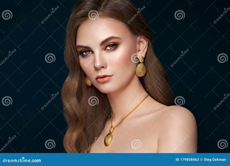 Een Mooie Vrouw Met Juwelen Portretteren Stock Foto Image Of Ogen