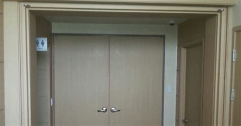 단독 입원실 들어갔더니 젤과 콘돔이병원 간판 단 립카페