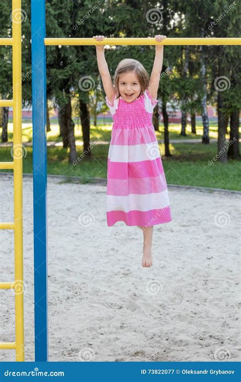 Meisje Het Hangen Op Een Rekstok Stock Afbeelding Image Of Hangen
