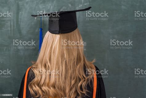 졸업 졸업식에서 대학 졸업 모자를 가진 학생의 후면보기 20 24세에 대한 스톡 사진 및 기타 이미지 20 24세 개념