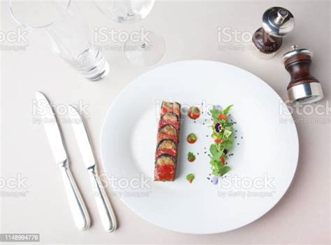 야생 로켓 샐러드를 곁들인 양고기와 가지 그릴 프랑스의 화이트 디쉬 메뉴 0명에 대한 스톡 사진 및 기타 이미지 0명 가지
