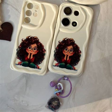 قاب موج طرحدار دختر مو فرفری با آویز بومرنگ