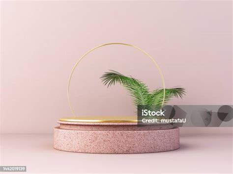 3d 연단 녹색 자연 야자수 잎이 있는 분홍색 벽 배경에 열대 받침대 대리석 금 전시 진열장 아름다움 제품 화장용 승진을 위한 진열장 추상적이고 이국적인 최소 배너 모형