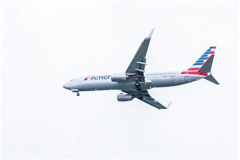 흐린 하늘와 아메리칸 항공 비행기가 착륙의 절연된 근접 촬영 Boeing에 대한 스톡 사진 및 기타 이미지 Boeing