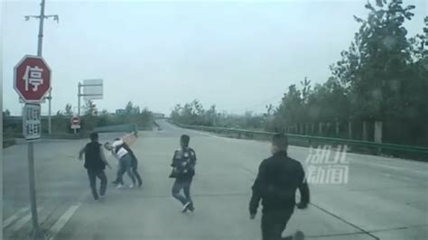 毒贩逃窜冲卡，民警用警车逼停，视频直击真实抓捕现场所有人澎湃新闻 The Paper
