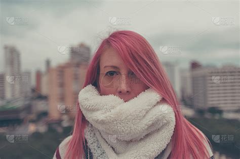 粉红色头发的女人 粉红色头发的女人