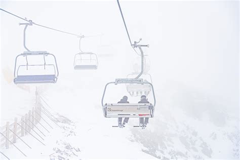 산악 스키 리조트의 눈 덮인 스키 슬로프와 의자 스키 리프트 스테이션 겨울에 대한 스톡 사진 및 기타 이미지 겨울 계곡 관광 리조트 Istock