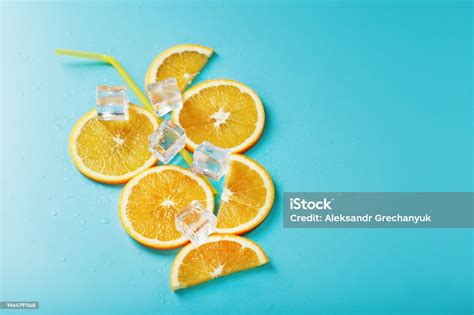 상쾌한 음료의 형태로 파란색 배경에 빨대가있는 오렌지 조각과 얼음 조각의 구성 0명에 대한 스톡 사진 및 기타 이미지 0명 과일 구도 Istock