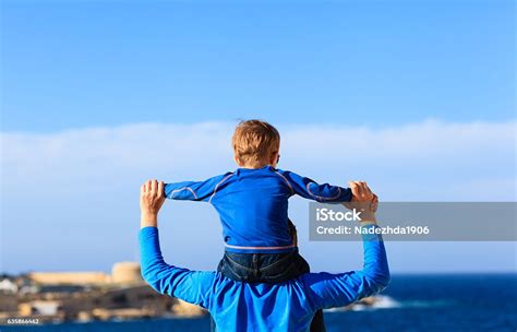 행복함 아버지도 계셨지요 및 아들이예요 On 으쓱하는 재생입니다 Sky 가족에 대한 스톡 사진 및 기타 이미지 가족 남자 낮 Istock