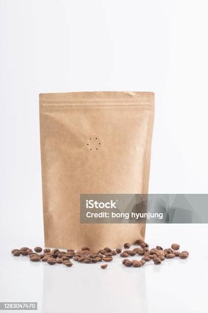 白い背景に隔離されたコーヒークラフト紙袋 バッグのストックフォトや画像を多数ご用意 バッグ コーヒー豆 テンプレート Istock