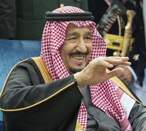 شاهد خادم الحرمين يؤدي العرضة السعودية رقصة الحرب بـ”الجنادرية 32