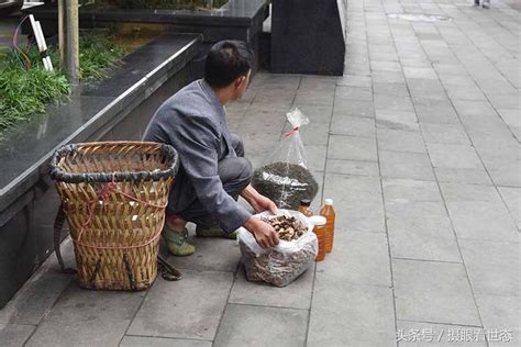 大哥走了20里山路 進城賣點農產品 就為給上大學的孩子湊點路費 每日頭條