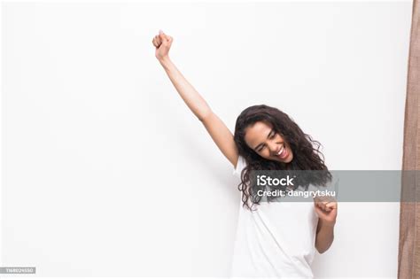 흰색 배경을 통해 성공을 외치고 축하하는 손을 들고 행복한 성공적인 젊은 여성 명랑한에 대한 스톡 사진 및 기타 이미지