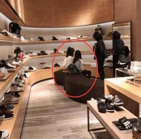 章子怡与继女外出逛街被偷拍，一细节被赞中国好后妈 每日头条