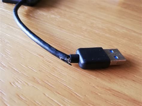 充電コードやコンセント、充電器の捨て方は？燃えるゴミでもokなのか