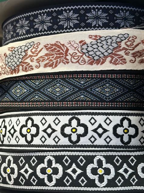 მძივების და ძაფების მძივების და ძაფების მაღაზია • ფერადი