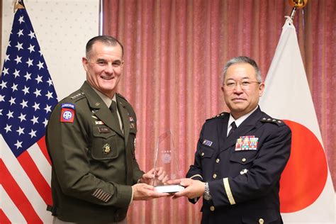 防衛省統合幕僚監部 On Twitter 21日（金）、吉田統幕長 は、米太平洋陸軍司令官フリン大将の表敬を受けました。両者は、自衛隊と