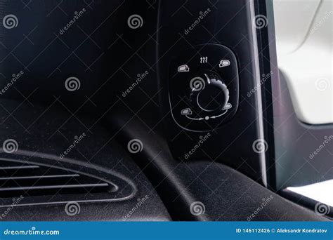 Los Botones Para Controlar La Impulsi N El Ctrica De Los Espejos En La