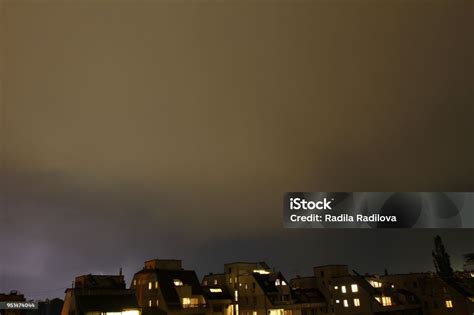 雷雨が点灯します明るい雷雷雨の雲から輝き危険な電気フラッシュレビンや天気の概念のシンチレーション重い雨嵐の天気空の色雲と稲妻を打つ