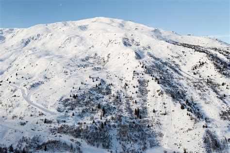 레 메뉴레 리조트 겨울 프랑스 알프스 프랑스 유럽의 눈 덮인 산 0명에 대한 스톡 사진 및 기타 이미지 0명 겨울 겨울 스포츠 Istock