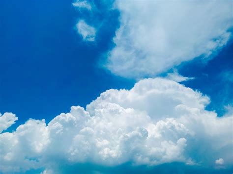 Голубое небо и белые облака Премиум фото